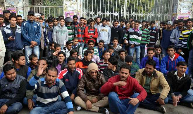 Day 2: Students lock DAV (PG) College gate : The Tribune India