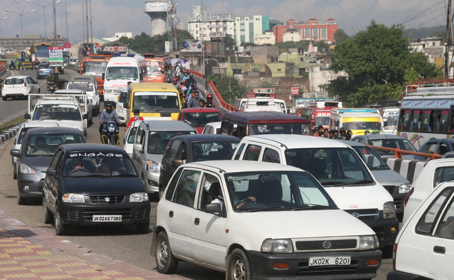 Thousands get stuck in three-hour traffic jam : The Tribune India