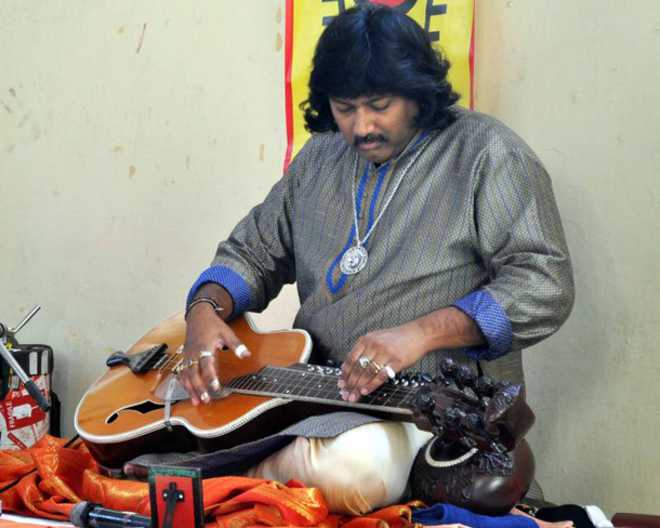 Salil Bhatt mesmerises at Marshall School - The Tribune