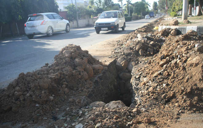 Dug-up roads give tough time to commuters : The Tribune India