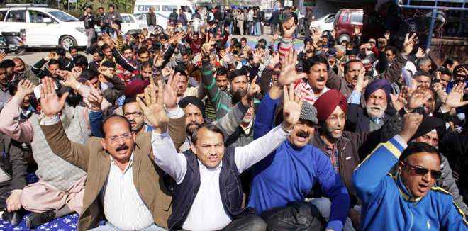 Govt employees hold protest : The Tribune India