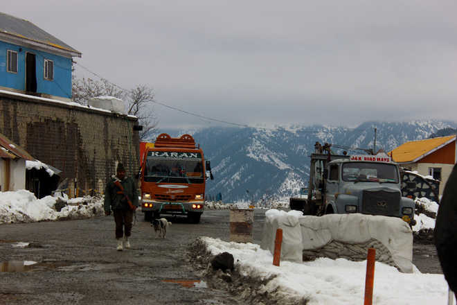 Srinagar highway opens for one-way traffic : The Tribune India