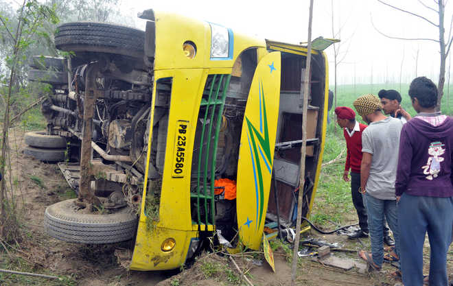 14 injured as bus overturns : The Tribune India
