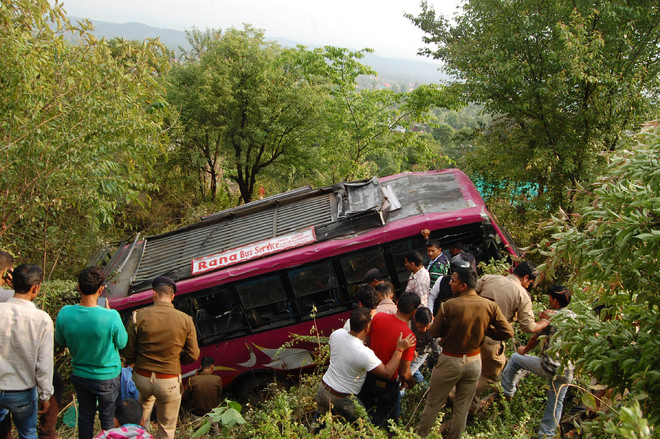 34 injured as bus falls into gorge - The Tribune