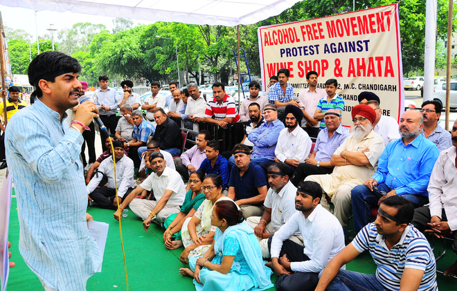 Residents protest against liquor vends, taverns in Sec 15 : The Tribune ...