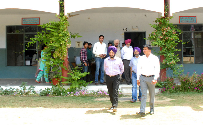 300 DAV students sit in re-appear exam for physics : The Tribune India