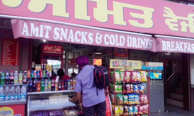 Vendors fleece visitors at bus stand : The Tribune India