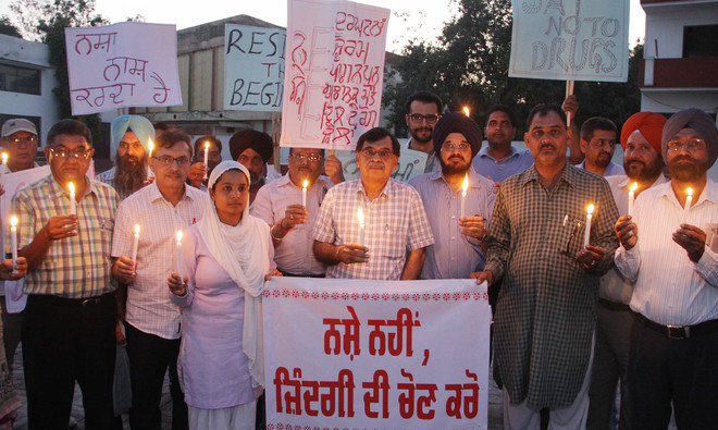 Activists take part in candle-light march : The Tribune India
