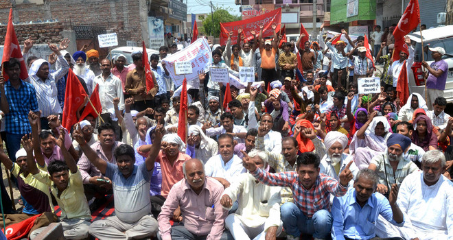 Trade unions stage protest in city : The Tribune India