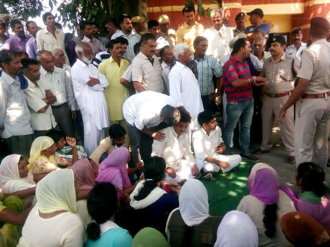 BJP workers protest in Haroli - The Tribune