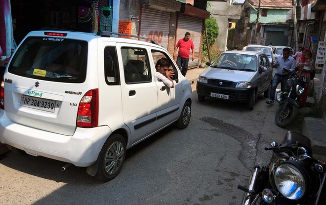One-way traffic rule violation goes unchecked in Nurpur : The Tribune India