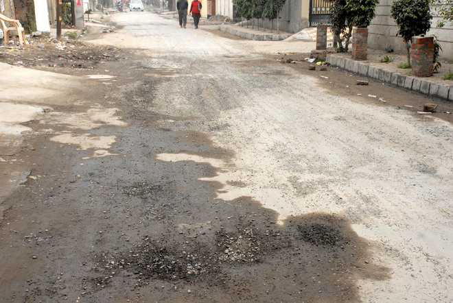 Residents complain of poor-quality road - The Tribune
