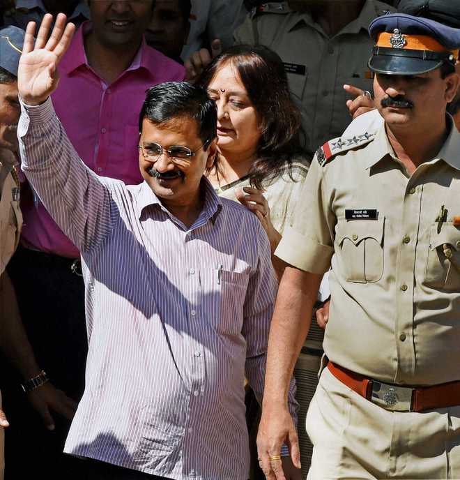 Unauthorised rally case: Kejriwal appears in Mumbai court - The Tribune