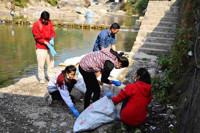 MAD activists clean Sahastradhara area : The Tribune India