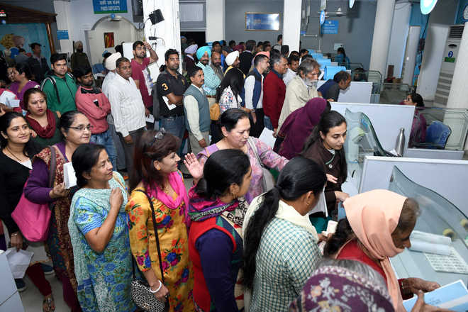 Queues back at banks, ATMs in city : The Tribune India