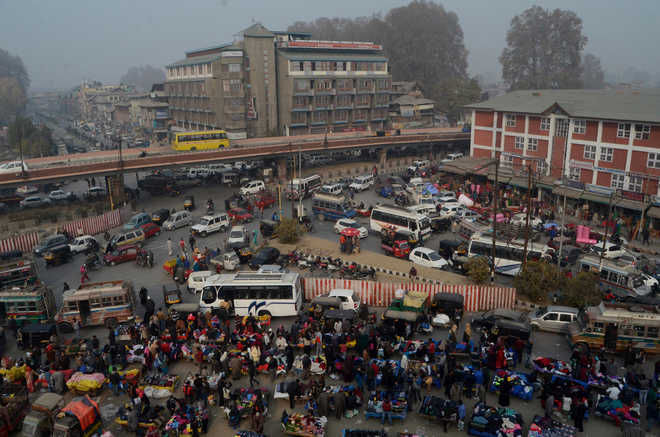 Srinagar sees traffic jams as shoppers throng markets : The Tribune India