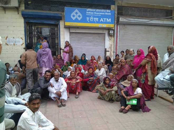 Salary day: Banks, ATMs run out of cash - The Tribune