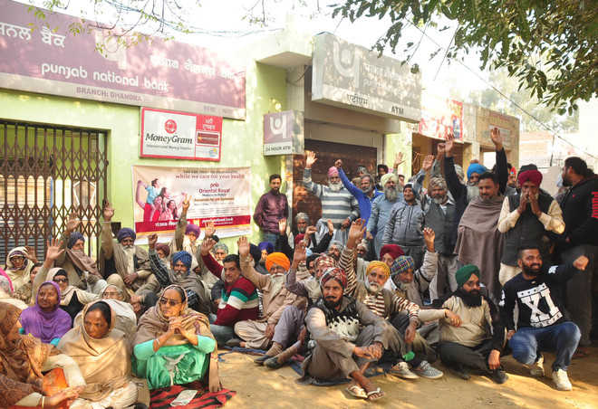 Cash crunch: Residents protest outside bank - The Tribune