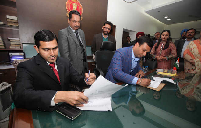 New DC assumes charge; Agarwal bids adieu - The Tribune