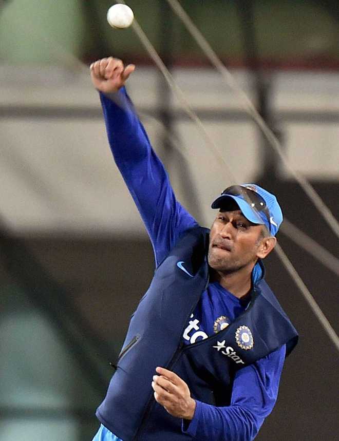 Dhoni suffers injury scare, Parthiv Patel on standby : The Tribune India