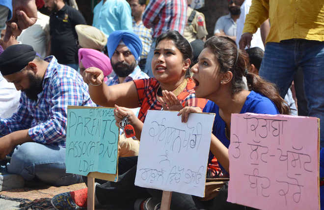 A day of protests by schoolchildren’s parents - The Tribune