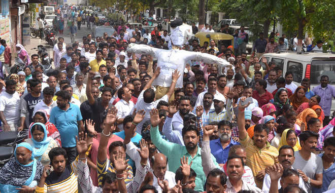 Strike by safai sewaks enters second day : The Tribune India