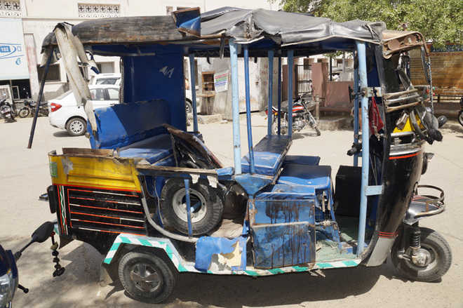 3 killed, 12 hurt as auto-rickshaw hits divider, overturns in Hisar ...