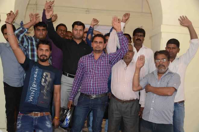 Sunday market stall owners protest against police action - The Tribune