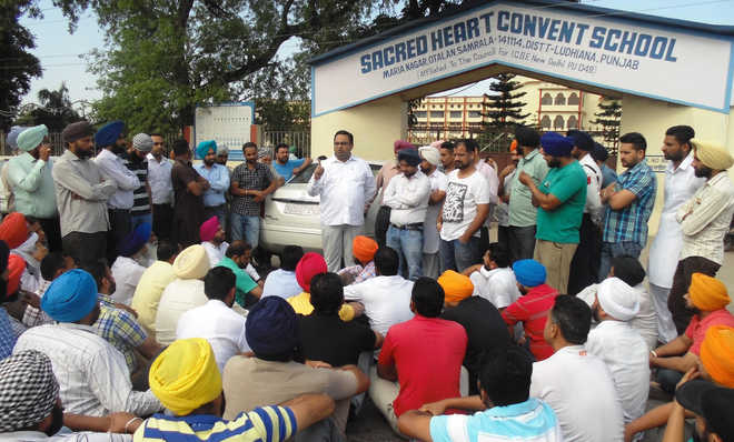 Parents block traffic on Khanna-Samrala road - The Tribune