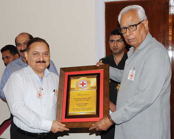 Governor felicitates supporters of Red Cross Mela - The Tribune