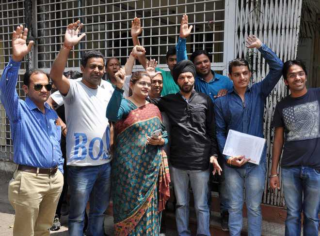 Facilities for paper hawkers demanded - The Tribune