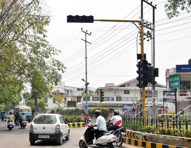 Dysfunctional traffic signals add to commuters’ woes : The Tribune India