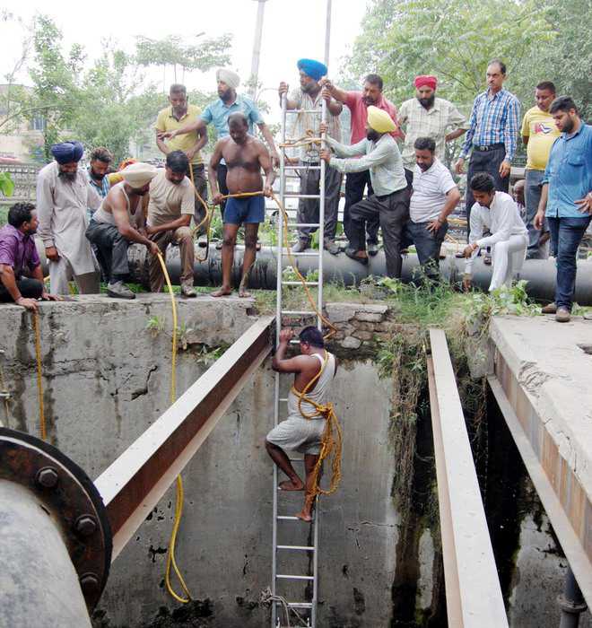 Sewer man falls in tank, dies : The Tribune India