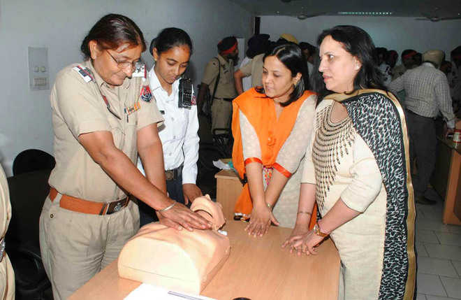 Doctors give tips to cops on first aid : The Tribune India