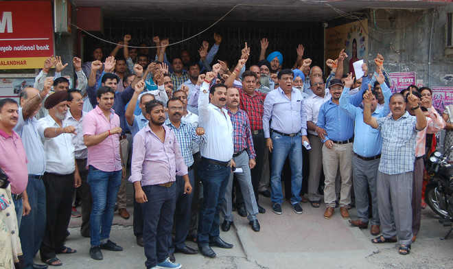 Bank employees hold demonstration ahead of tomorrow’s strike : The ...