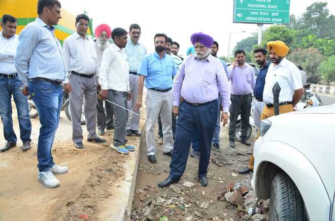 Mayor inspects Dugri garbage dump - The Tribune