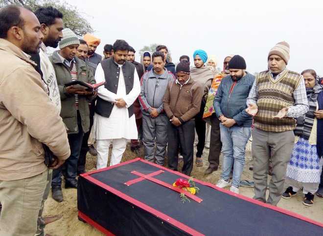 To bury dead, Christian family gets space in Muslim graveyard - The Tribune