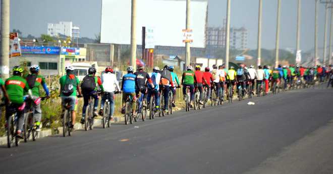 World''s longest moving line of bicycles sets Guinness record - The Tribune