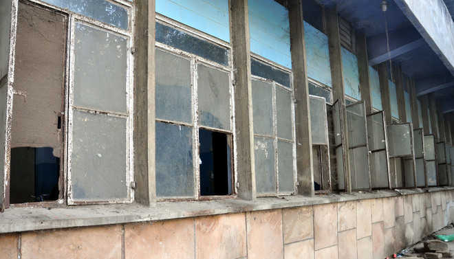 Hospitals yet to repair broken window panes - The Tribune