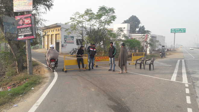 Villagers block link roads, ‘force’ commuters to pay toll : The Tribune ...