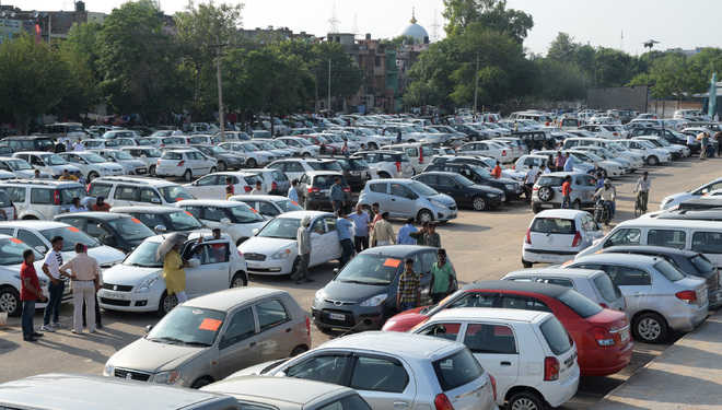 Car bazaar dealers bear losses - The Tribune
