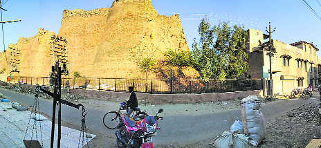 Quila Mubarak’s outer section crumbling - The Tribune