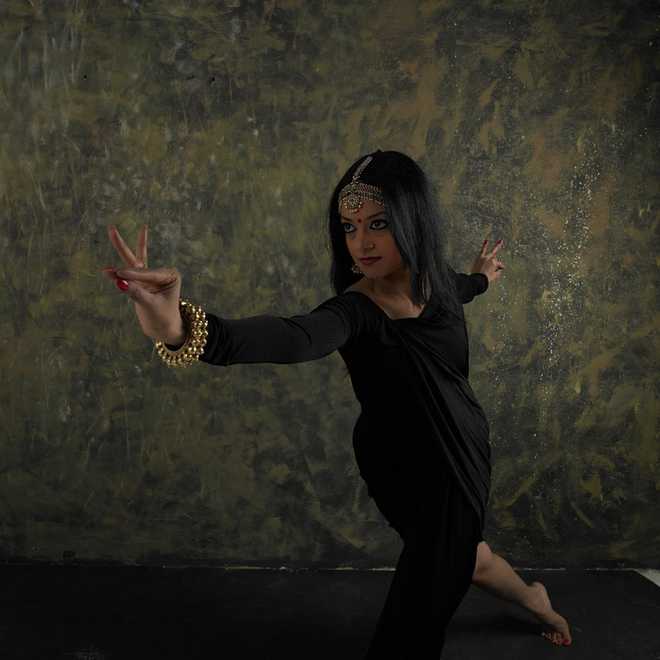 Queen learns dance mudras with Indian dancer Arunima : The Tribune India