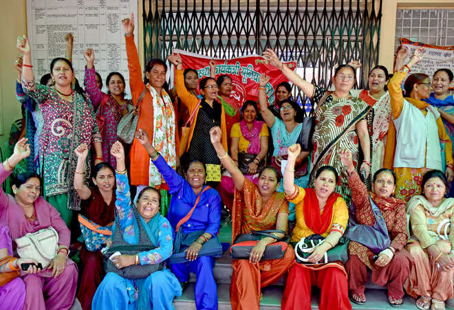 ASHA workers demand honorarium - The Tribune
