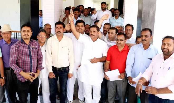 Haroli BJP workers protest, demand MSP for potato - The Tribune