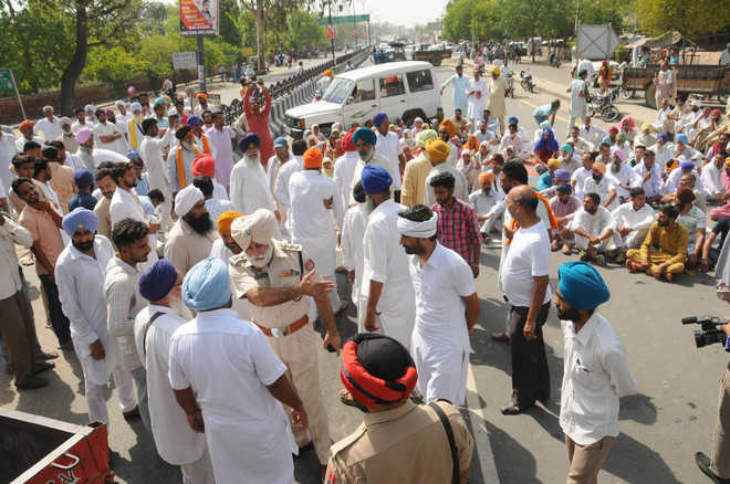 Dowry death: Family, farmers protest outside Civil Hospital - The Tribune