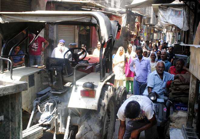 Trespass on roadside, chaotic parking obstruct traffic flow - The Tribune