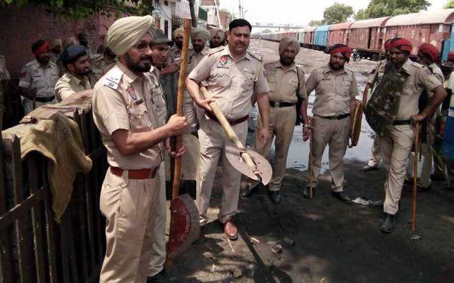 Labourers hurl stones at cops; four injured : The Tribune India