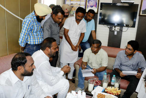 DC takes a tour of slum areas, lends ear to public grievances - The Tribune