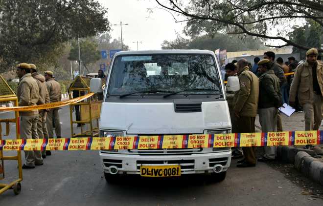 Bikers shoot driver, kidnap student from school bus in Delhi - The Tribune